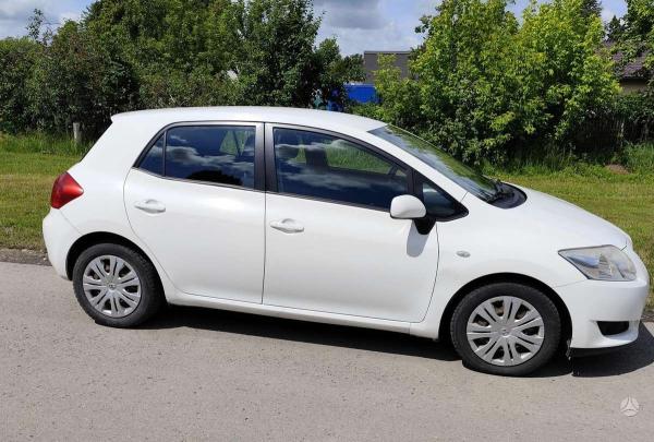 White Toyota Auris 2008 in Siauliai, with an engine capacity of 2.00 L and mileage of 301 thousand km for 1999 €, photo 4 on AUTOMOTO.COM.LV