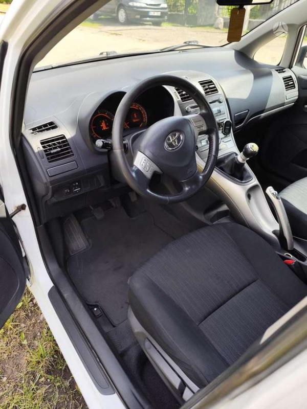 White Toyota Auris 2008 in Siauliai, with an engine capacity of 2.00 L and mileage of 301 thousand km for 1999 €, photo 7 on AUTOMOTO.COM.LV