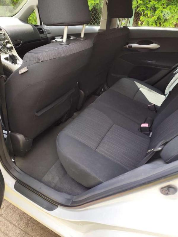 White Toyota Auris 2008 in Siauliai, with an engine capacity of 2.00 L and mileage of 301 thousand km for 1999 €, photo 8 on AUTOMOTO.COM.LV