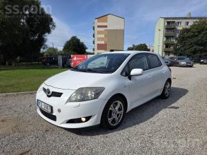 White Toyota Auris 2008 in Ventspils, with an engine capacity of 2.20 L and mileage of 346 thousand km for 1490 €, photo  on AUTOMOTO.COM.LV