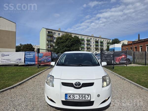 White Toyota Auris 2008 in Ventspils, with an engine capacity of 2.20 L and mileage of 346 thousand km for 1490 €, photo 2 on AUTOMOTO.COM.LV