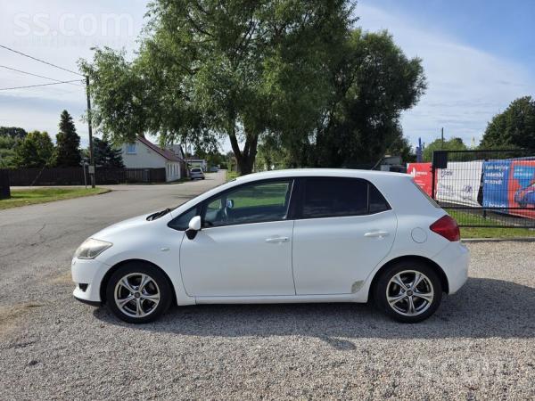 White Toyota Auris 2008 in Ventspils, with an engine capacity of 2.20 L and mileage of 346 thousand km for 1490 €, photo 4 on AUTOMOTO.COM.LV