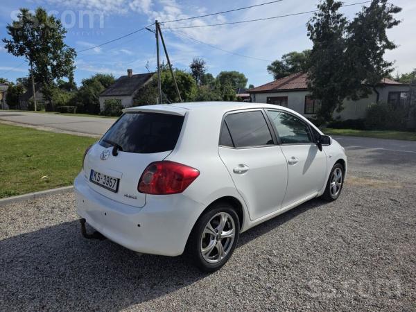 White Toyota Auris 2008 in Ventspils, with an engine capacity of 2.20 L and mileage of 346 thousand km for 1490 €, photo 6 on AUTOMOTO.COM.LV
