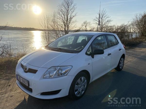 White Toyota Auris 2008 in Riga, with an engine capacity of 1.40 L and mileage of 343 thousand km for 700 €, photo 1 on AUTOMOTO.COM.LV