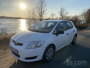 Balts Toyota Auris 2008 Rīga, ar dzinēja tilpumu 1.40 L un nobraukumu 343 tūkst. km par 700 €, foto  vietnē AUTOMOTO.COM.LV