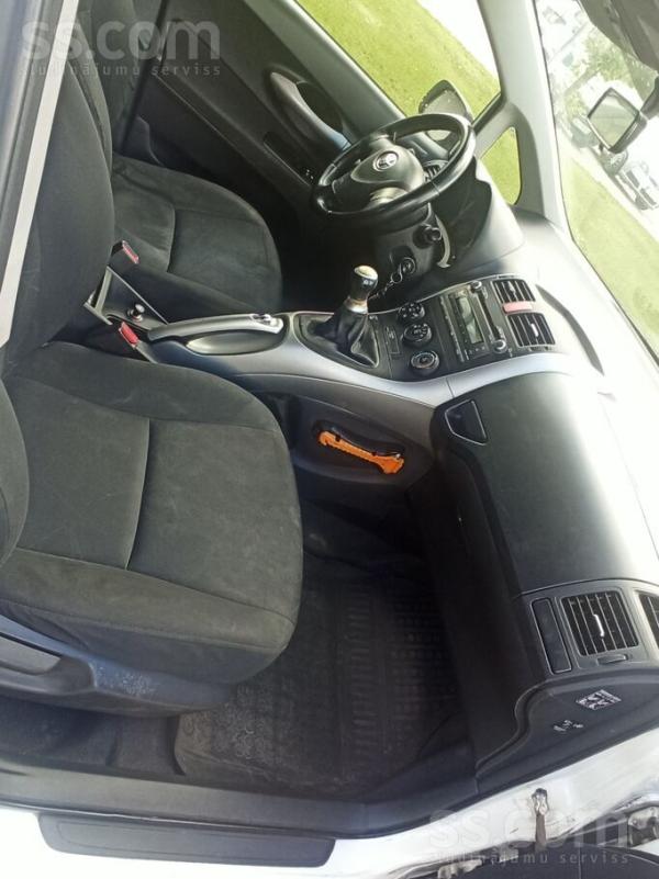 White Toyota Auris 2008 in Jekabpils, with an engine capacity of 1.40 L and mileage of 340 thousand km for 1600 €, photo 6 on AUTOMOTO.COM.LV