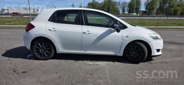 Balts Toyota Auris 2009 Rīga, ar dzinēja tilpumu 1.40 L un nobraukumu 286 tūkst. km par 2100 €, foto 3 vietnē AUTOMOTO.COM.LV