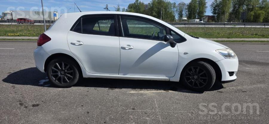 Balts Toyota Auris 2009 Rīga, ar dzinēja tilpumu 1.40 L un nobraukumu 286 tūkst. km par 2100 €, foto 4 vietnē AUTOMOTO.COM.LV