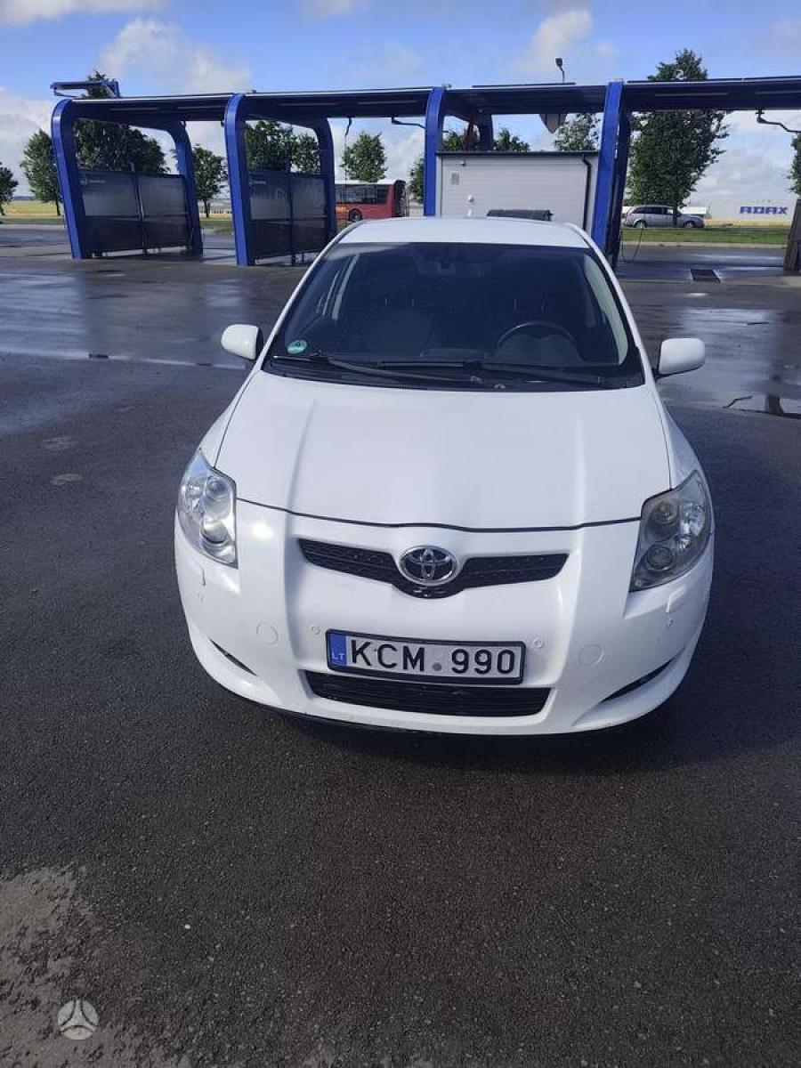 White Toyota Auris 2009 in Panevezys, with an engine capacity of 2.00 L and mileage of 323 thousand km for 2550 €, photo 1 on AUTOMOTO.COM.LV
