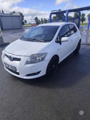 White Toyota Auris 2009 in Panevezys, with an engine capacity of 2.00 L and mileage of 323 thousand km for 2550 €, photo 3 on AUTOMOTO.COM.LV