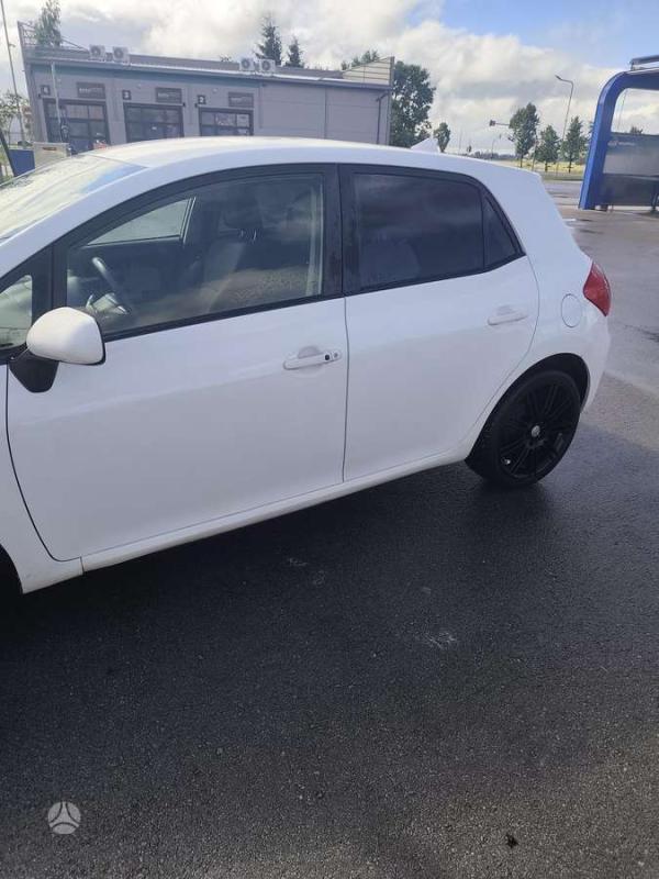Balts Toyota Auris 2009 Panevēža, ar dzinēja tilpumu 2.00 L un nobraukumu 323 tūkst. km par 2550 €, foto 3 vietnē AUTOMOTO.COM.LV