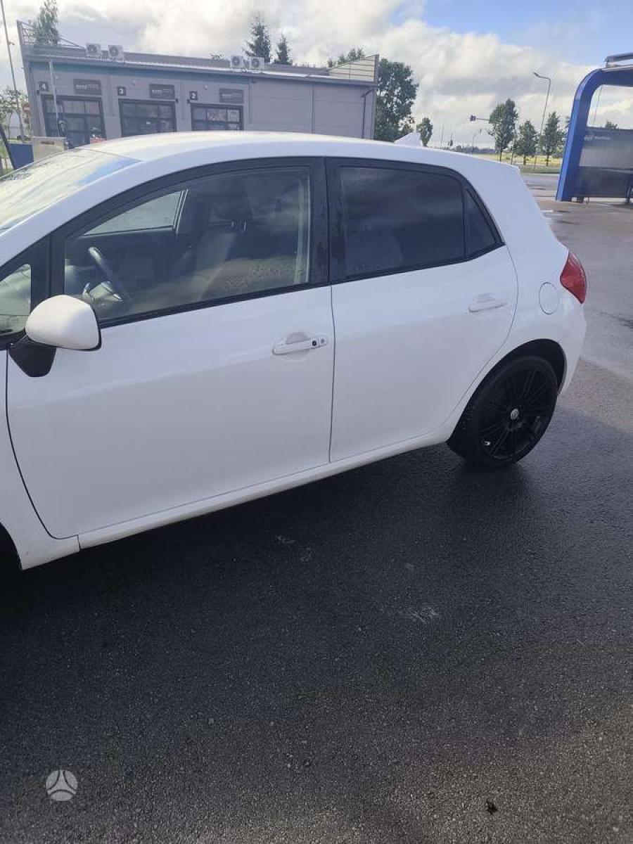 White Toyota Auris 2009 in Panevezys, with an engine capacity of 2.00 L and mileage of 323 thousand km for 2550 €, photo 4 on AUTOMOTO.COM.LV