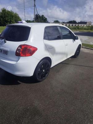 White Toyota Auris 2009 in Panevezys, with an engine capacity of 2.00 L and mileage of 323 thousand km for 2550 €, photo 6 on AUTOMOTO.COM.LV