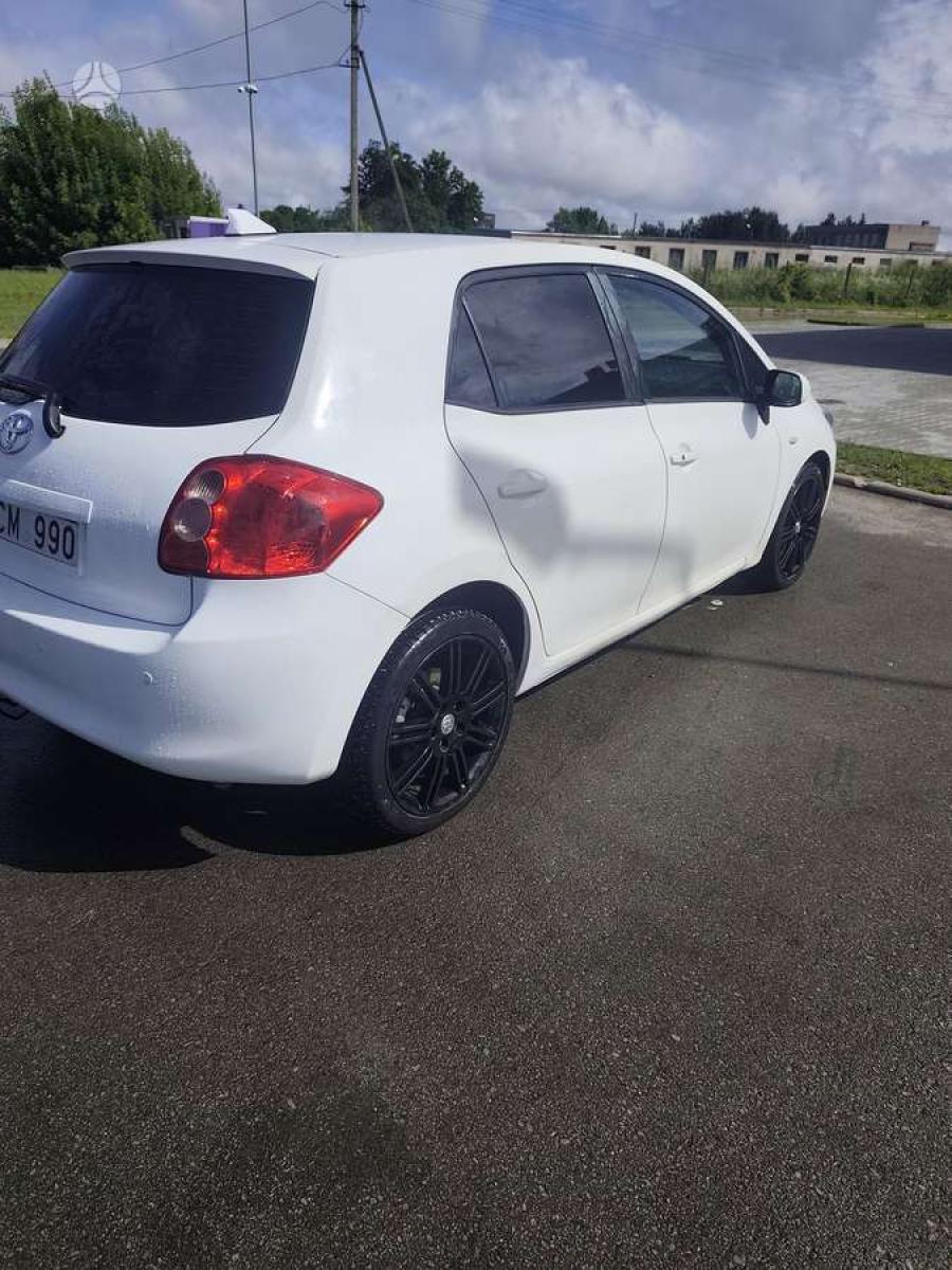 White Toyota Auris 2009 in Panevezys, with an engine capacity of 2.00 L and mileage of 323 thousand km for 2550 €, photo 6 on AUTOMOTO.COM.LV