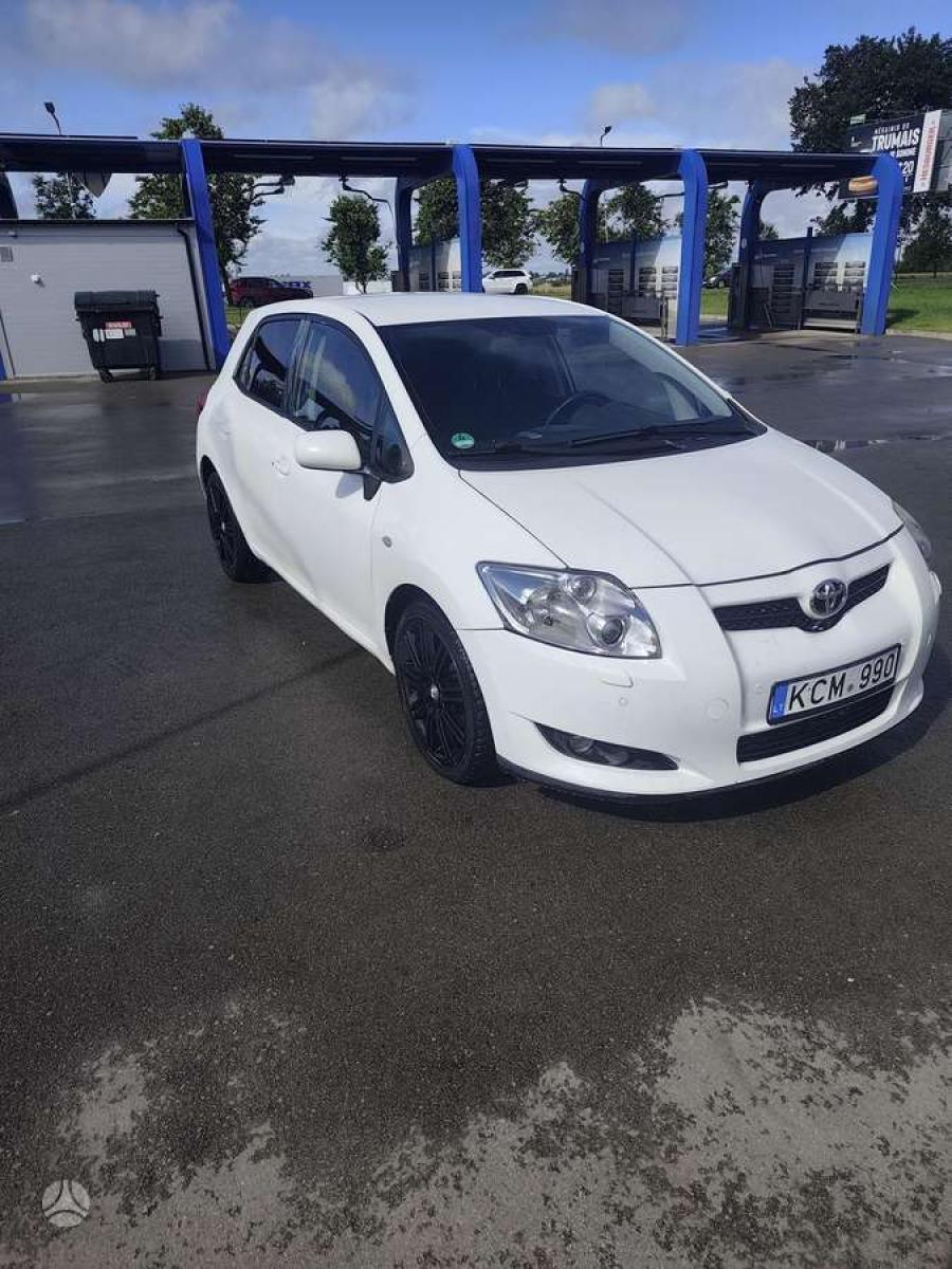 White Toyota Auris 2009 in Panevezys, with an engine capacity of 2.00 L and mileage of 323 thousand km for 2550 €, photo 7 on AUTOMOTO.COM.LV