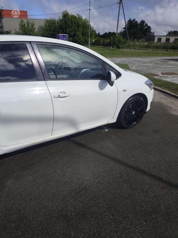 Balts Toyota Auris 2009 Panevēža, ar dzinēja tilpumu 2.00 L un nobraukumu 323 tūkst. km par 2550 €, foto 7 vietnē AUTOMOTO.COM.LV