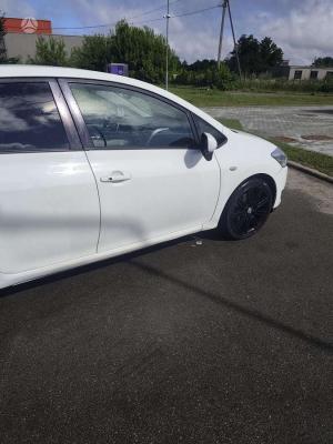 White Toyota Auris 2009 in Panevezys, with an engine capacity of 2.00 L and mileage of 323 thousand km for 2550 €, photo 8 on AUTOMOTO.COM.LV