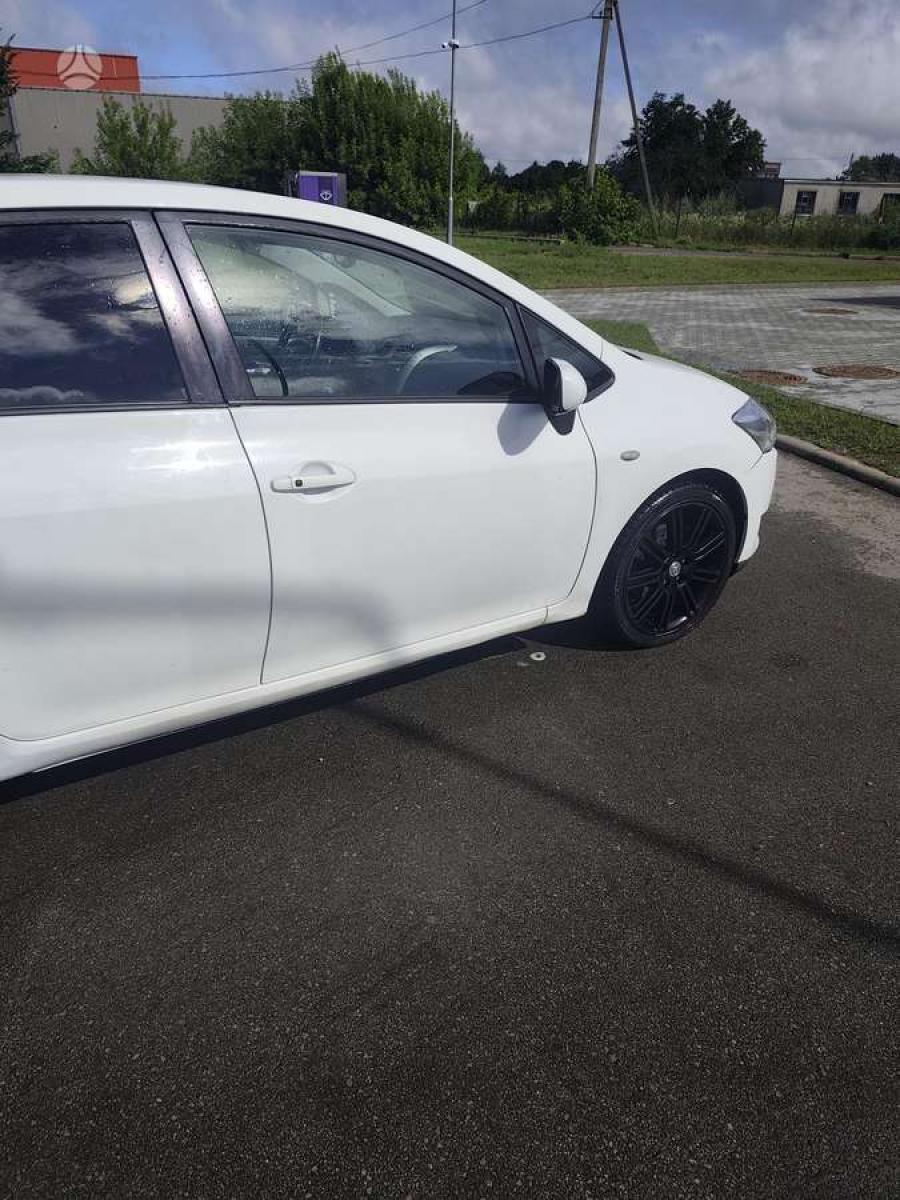 White Toyota Auris 2009 in Panevezys, with an engine capacity of 2.00 L and mileage of 323 thousand km for 2550 €, photo 8 on AUTOMOTO.COM.LV