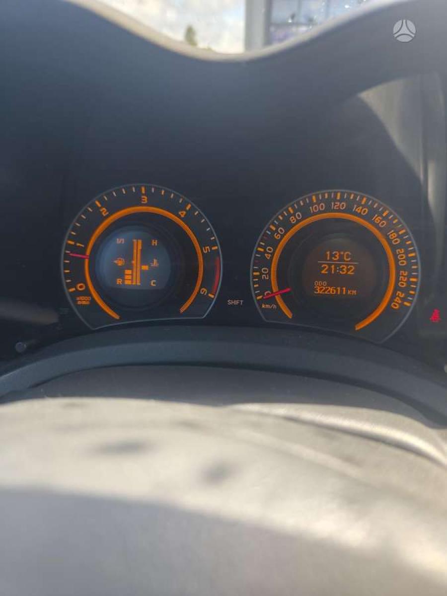 White Toyota Auris 2009 in Panevezys, with an engine capacity of 2.00 L and mileage of 323 thousand km for 2550 €, photo 9 on AUTOMOTO.COM.LV
