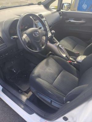 White Toyota Auris 2009 in Panevezys, with an engine capacity of 2.00 L and mileage of 323 thousand km for 2550 €, photo 10 on AUTOMOTO.COM.LV