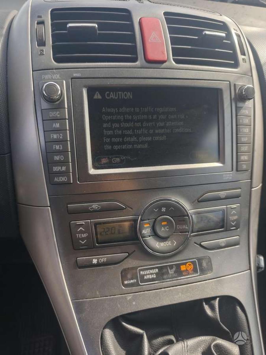 White Toyota Auris 2009 in Panevezys, with an engine capacity of 2.00 L and mileage of 323 thousand km for 2550 €, photo 13 on AUTOMOTO.COM.LV