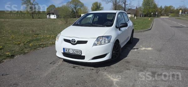 White Toyota Auris 2009 in Riga, with an engine capacity of 1.40 L and mileage of 286 thousand km for 2100 €, photo 1 on AUTOMOTO.COM.LV