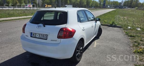 White Toyota Auris 2009 in Riga, with an engine capacity of 1.40 L and mileage of 286 thousand km for 2100 €, photo 4 on AUTOMOTO.COM.LV