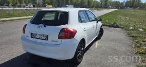 Balts Toyota Auris 2009 Rīga, ar dzinēja tilpumu 1.40 L un nobraukumu 286 tūkst. km par 2100 €, foto 5 vietnē AUTOMOTO.COM.LV