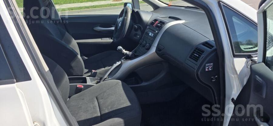 Balts Toyota Auris 2009 Rīga, ar dzinēja tilpumu 1.40 L un nobraukumu 286 tūkst. km par 2100 €, foto 7 vietnē AUTOMOTO.COM.LV