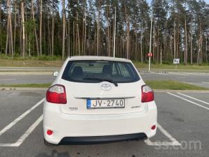 Balts Toyota Auris 2010 Rīga, ar dzinēja tilpumu 1.40 L un nobraukumu 267 tūkst. km par 4000 €, foto 2 vietnē AUTOMOTO.COM.LV