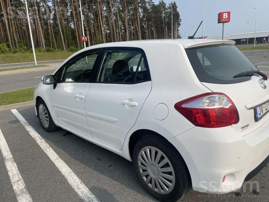 Balts Toyota Auris 2010 Rīga, ar dzinēja tilpumu 1.40 L un nobraukumu 267 tūkst. km par 4000 €, foto 3 vietnē AUTOMOTO.COM.LV