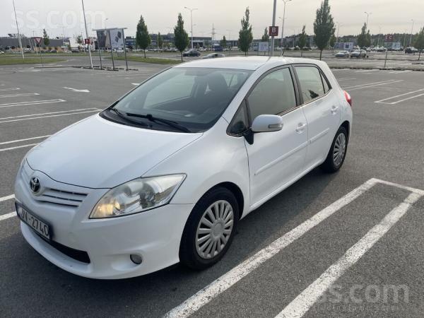 Balts Toyota Auris 2010 Rīga, ar dzinēja tilpumu 1.40 L un nobraukumu 267 tūkst. km par 4000 €, foto 5 vietnē AUTOMOTO.COM.LV