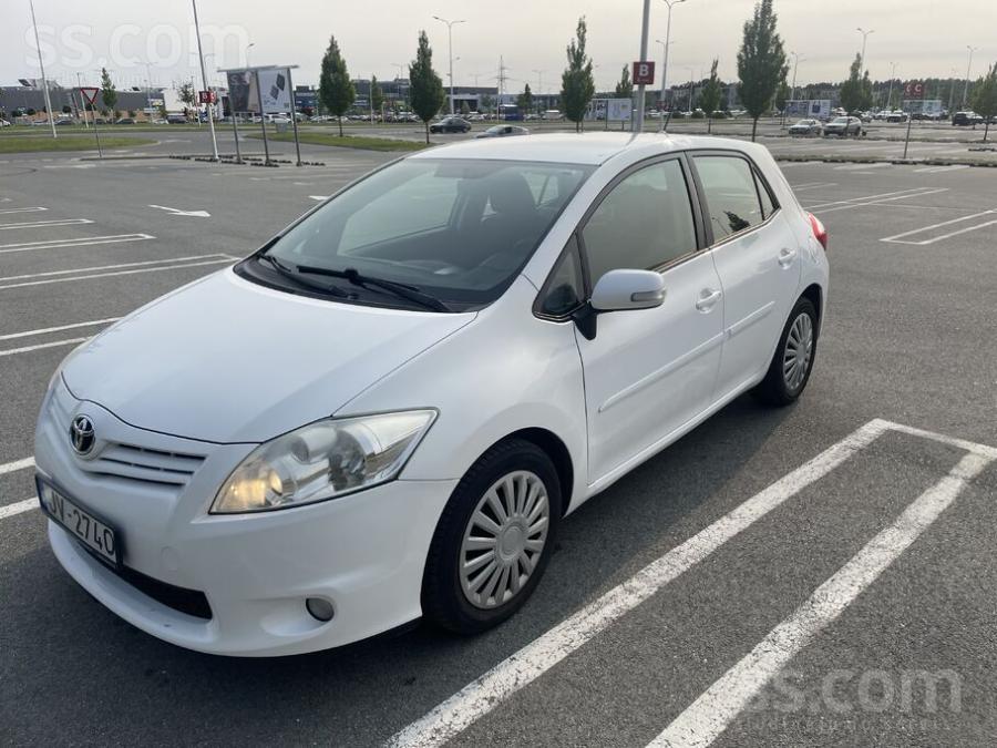 Balts Toyota Auris 2010 Rīga, ar dzinēja tilpumu 1.40 L un nobraukumu 267 tūkst. km par 4000 €, foto 5 vietnē AUTOMOTO.COM.LV