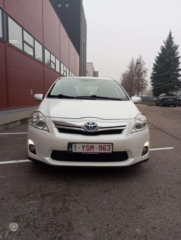 Balts Toyota Auris 2010 Kauņa, ar dzinēja tilpumu 1.80 L un nobraukumu 214 tūkst. km par 5950 €, foto 3 vietnē AUTOMOTO.COM.LV