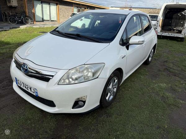 White Toyota Auris 2010 in Kaunas, with an engine capacity of 1.80 L and mileage of 200 thousand km for 2950 €, photo 1 on AUTOMOTO.COM.LV