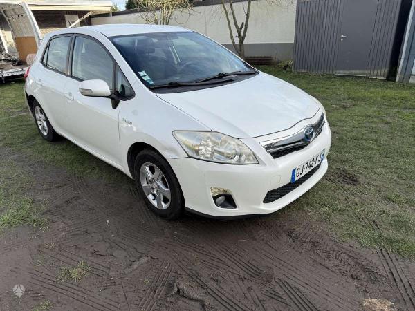 White Toyota Auris 2010 in Kaunas, with an engine capacity of 1.80 L and mileage of 200 thousand km for 2950 €, photo 4 on AUTOMOTO.COM.LV