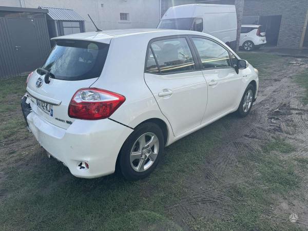 White Toyota Auris 2010 in Kaunas, with an engine capacity of 1.80 L and mileage of 200 thousand km for 2950 €, photo 6 on AUTOMOTO.COM.LV