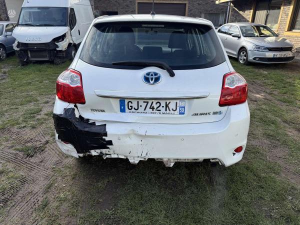 White Toyota Auris 2010 in Kaunas, with an engine capacity of 1.80 L and mileage of 200 thousand km for 2950 €, photo 7 on AUTOMOTO.COM.LV