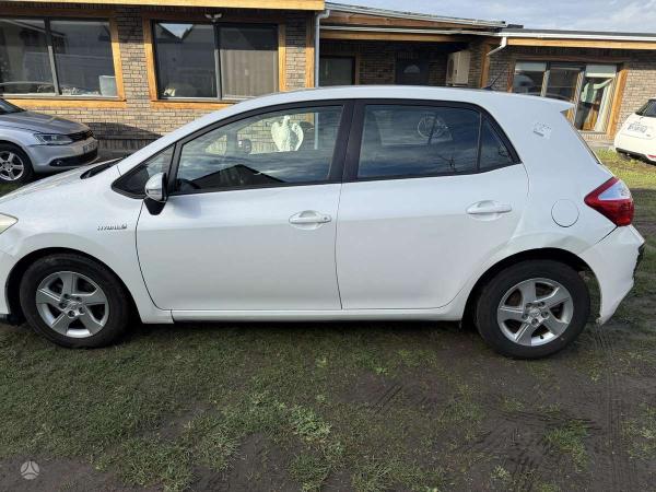 White Toyota Auris 2010 in Kaunas, with an engine capacity of 1.80 L and mileage of 200 thousand km for 2950 €, photo 9 on AUTOMOTO.COM.LV