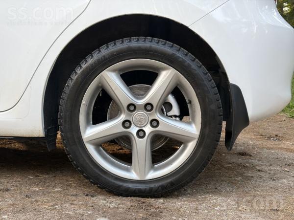 White Toyota Auris 2010 in Daugavpils, with an engine capacity of 1.40 L and mileage of 0 thousand km for 2899 €, photo 5 on AUTOMOTO.COM.LV