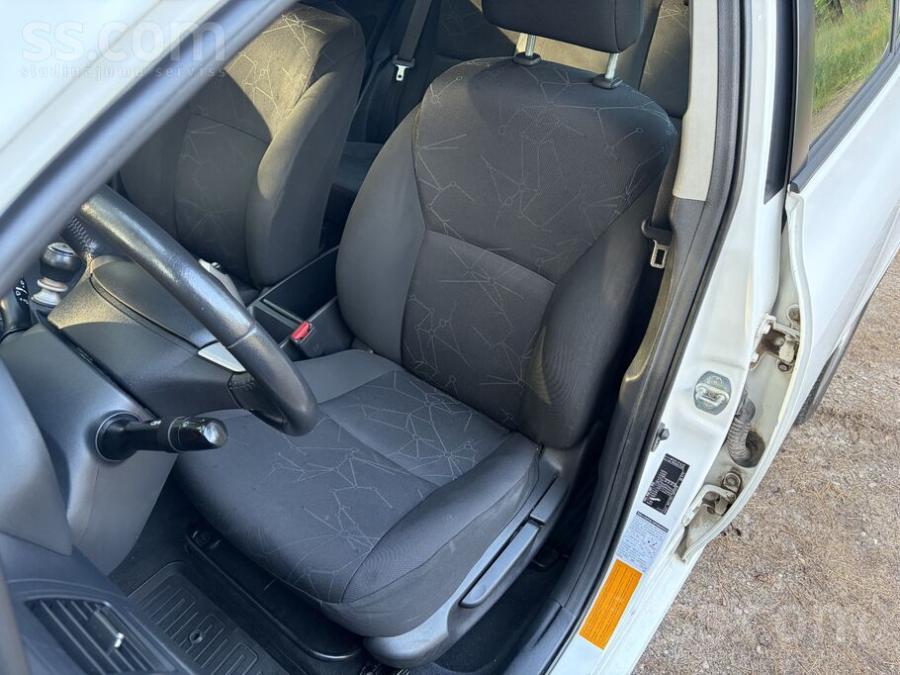 Balts Toyota Auris 2010 Daugavpils, ar dzinēja tilpumu 1.40 L un nobraukumu 0 tūkst. km par 2899 €, foto 18 vietnē AUTOMOTO.COM.LV