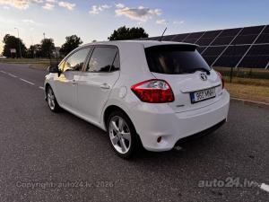 White Toyota Auris 2010 in Tallinn, with an engine capacity of 1.80 L and mileage of 156 thousand km for 6700 €, photo 5 on AUTOMOTO.COM.LV