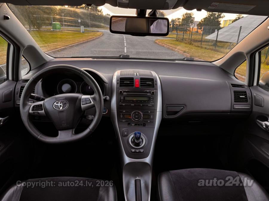 White Toyota Auris 2010 in Tallinn, with an engine capacity of 1.80 L and mileage of 156 thousand km for 6700 €, photo 13 on AUTOMOTO.COM.LV