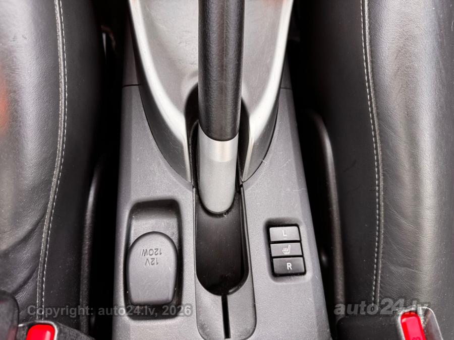 White Toyota Auris 2010 in Tallinn, with an engine capacity of 1.80 L and mileage of 156 thousand km for 6700 €, photo 16 on AUTOMOTO.COM.LV