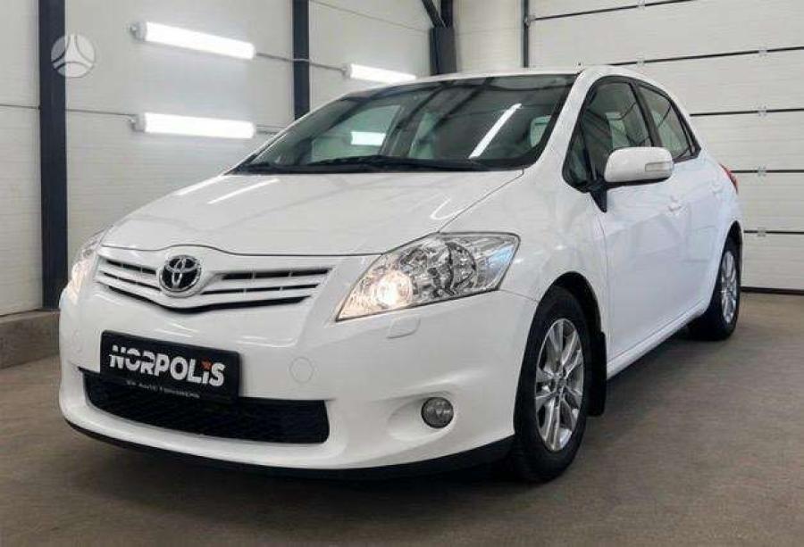 White Toyota Auris 2010 in Vilnius, with an engine capacity of 1.36 L and mileage of 186 thousand km for 3630 €, photo 1 on AUTOMOTO.COM.LV