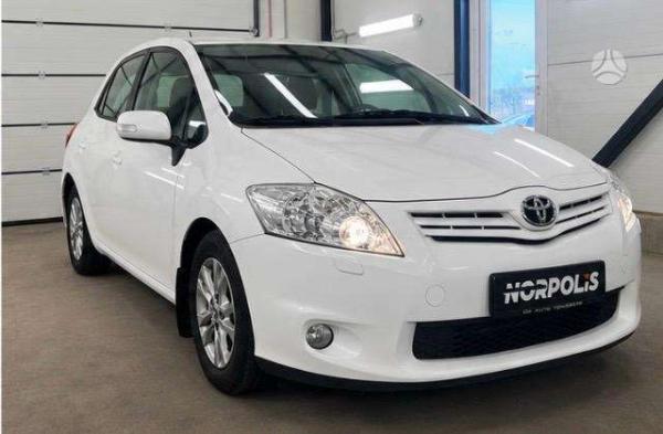 White Toyota Auris 2010 in Vilnius, with an engine capacity of 1.36 L and mileage of 186 thousand km for 3630 €, photo 3 on AUTOMOTO.COM.LV