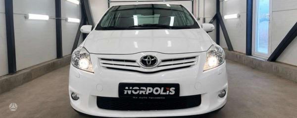 White Toyota Auris 2010 in Vilnius, with an engine capacity of 1.36 L and mileage of 186 thousand km for 3630 €, photo 4 on AUTOMOTO.COM.LV