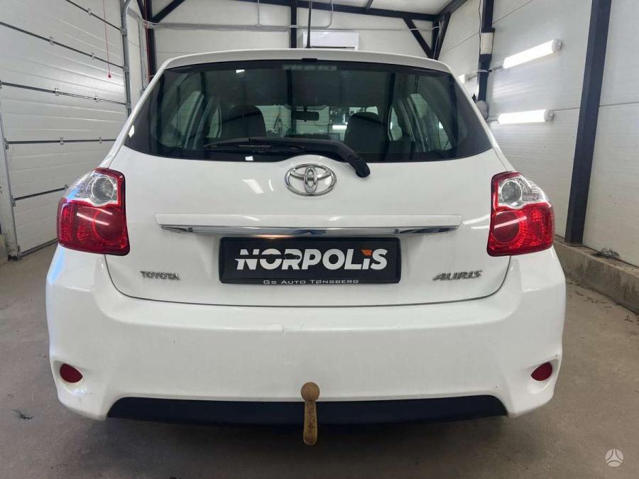 White Toyota Auris 2010 in Vilnius, with an engine capacity of 1.36 L and mileage of 186 thousand km for 3630 €, photo 5 on AUTOMOTO.COM.LV