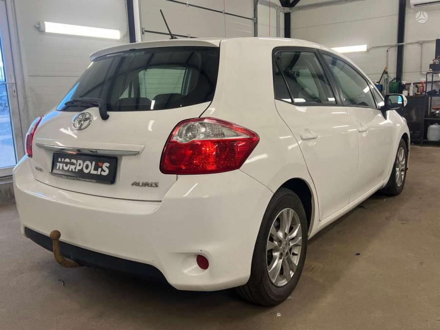 White Toyota Auris 2010 in Vilnius, with an engine capacity of 1.36 L and mileage of 186 thousand km for 3630 €, photo 6 on AUTOMOTO.COM.LV