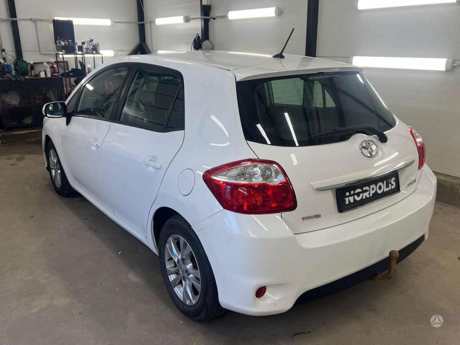 White Toyota Auris 2010 in Vilnius, with an engine capacity of 1.36 L and mileage of 186 thousand km for 3630 €, photo 7 on AUTOMOTO.COM.LV